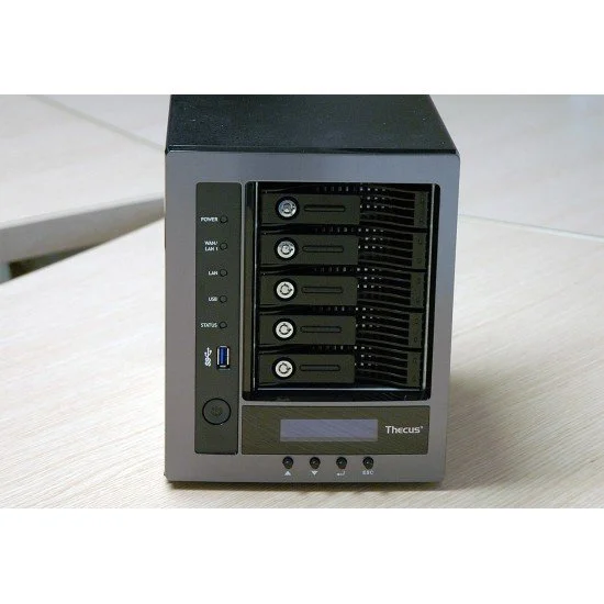 Thecus N5810Pro NAS server with Gigabit Switch and integrated UPS ...